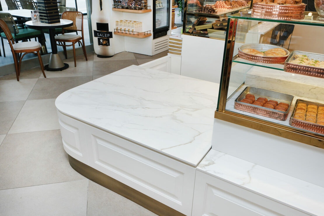 Izmit Café, understated and elegant interior design that blends tradition and modernity ...