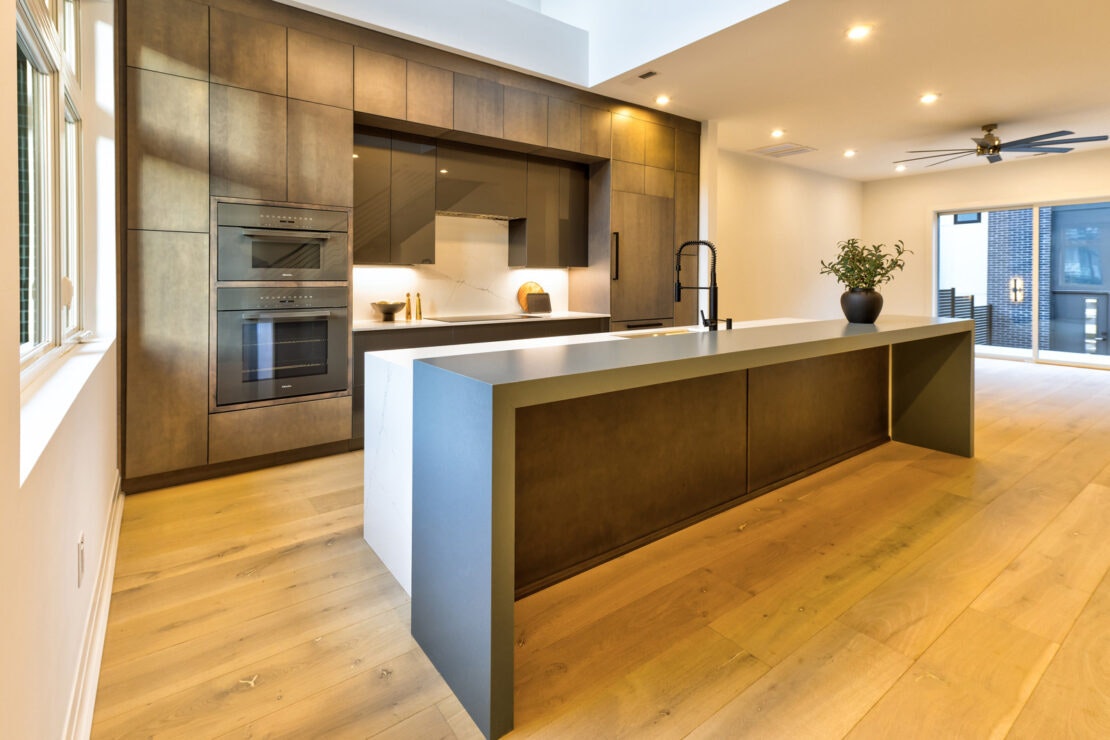 Colorful two-toned kitchens in North Carolina inspired by Silestone ...