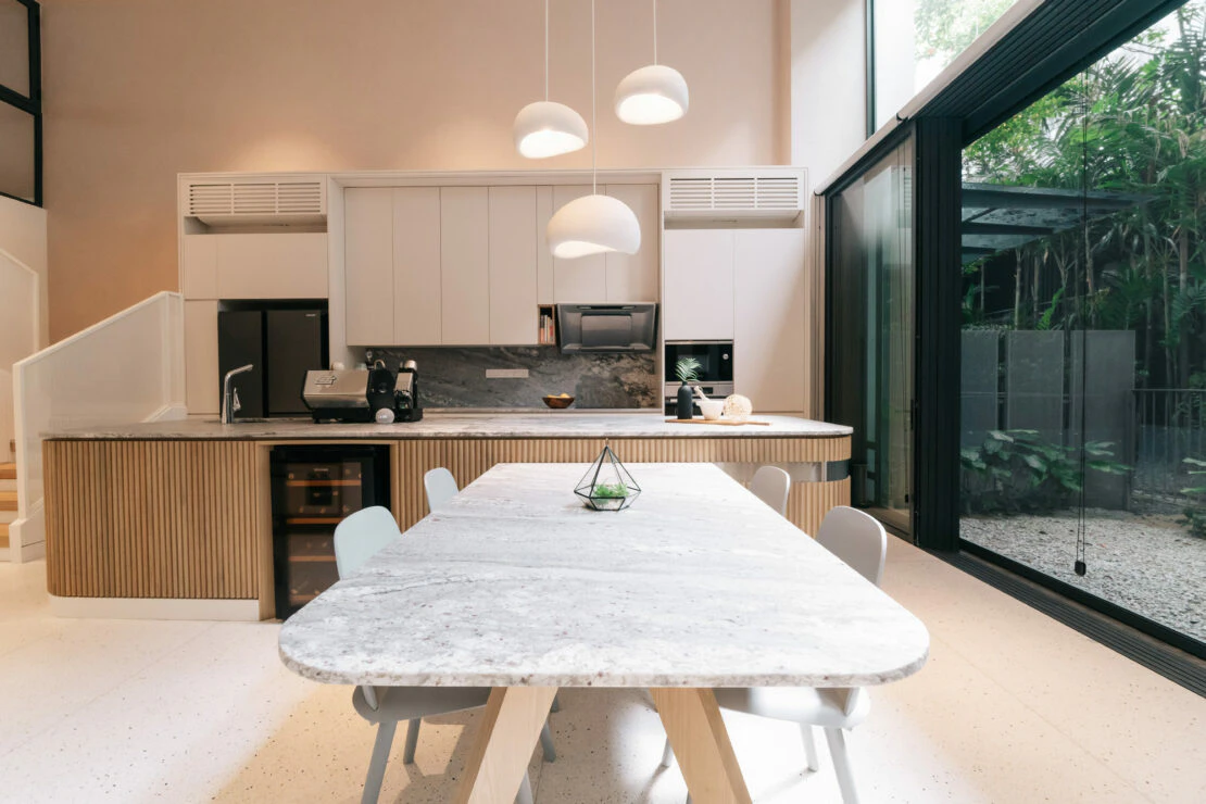 Flowing spaces and powerful finishes in this Malaysian kitchen ...