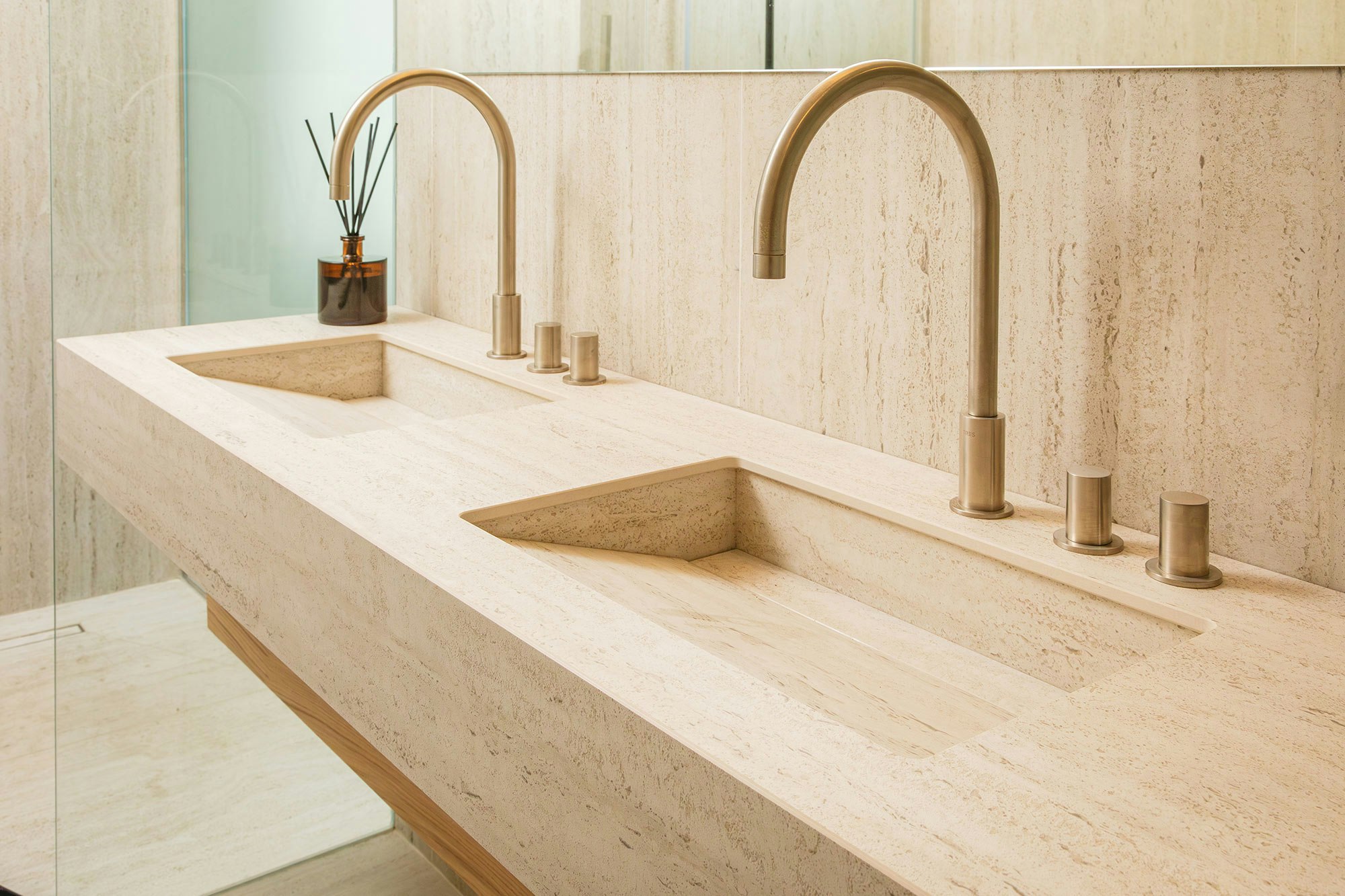 Four bathrooms with a ‘total look’ in Dekton Marmorio, increasing the ...