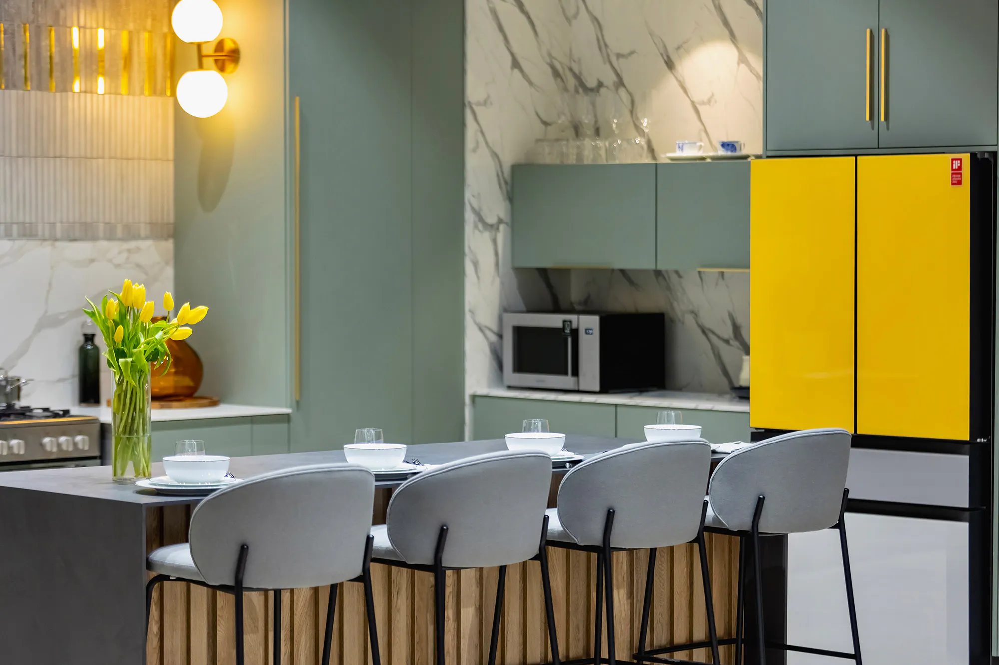 A living room / kitchen with modern and luxurious elegance thanks to ...