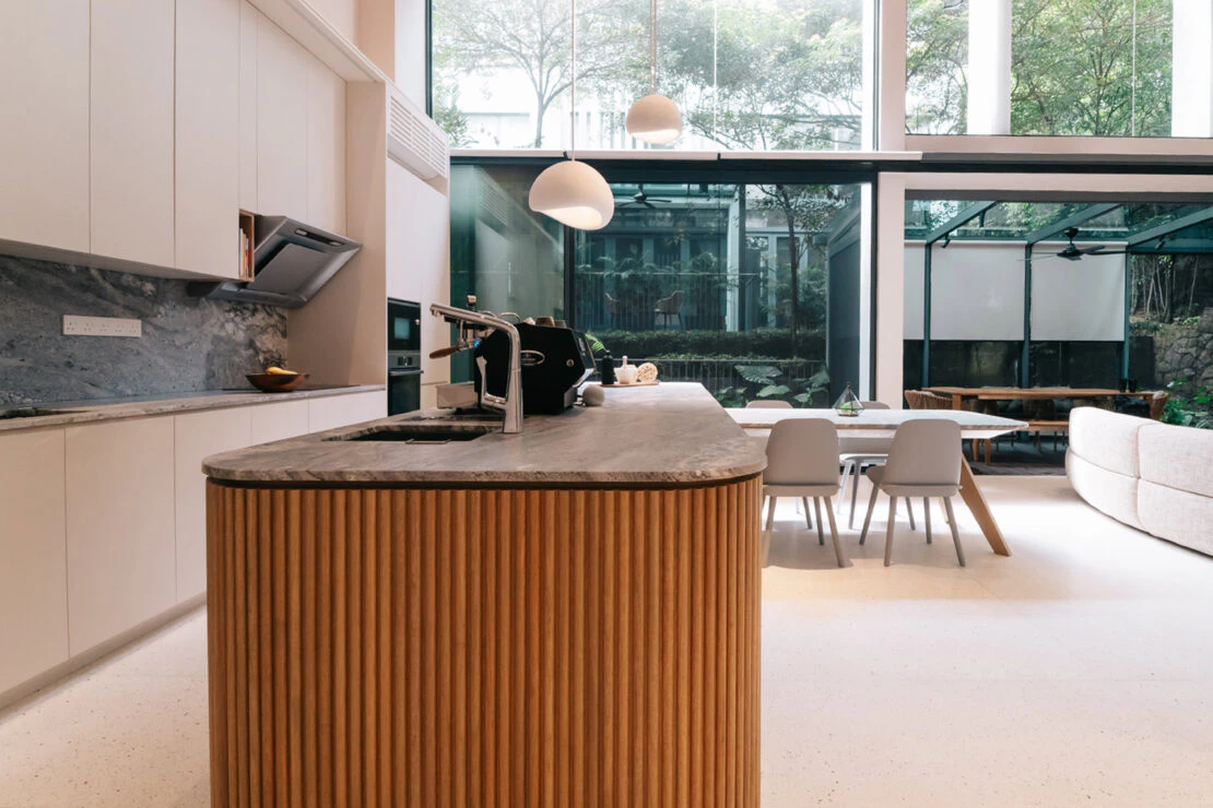Flowing spaces and powerful finishes in this Malaysian kitchen ...