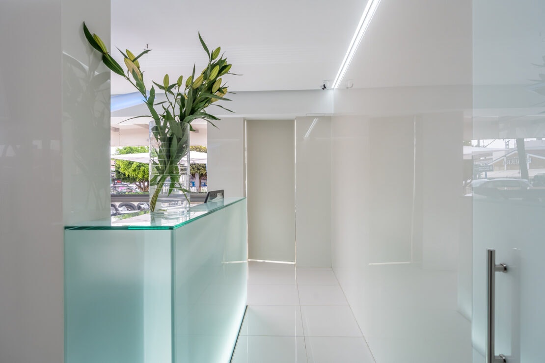 Dekton Halo transforms an ice cream parlour into a lab-like space ...