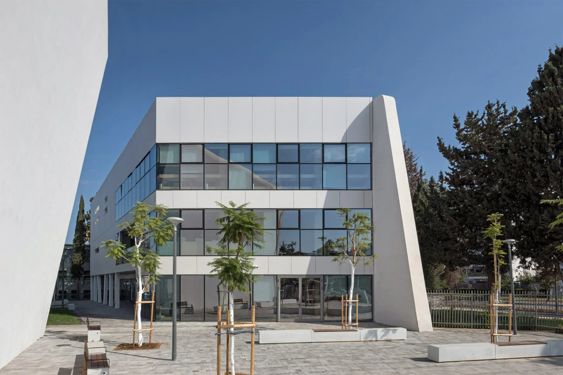 The Herzliya Science Campus shines with the white of Dekton Moone ...