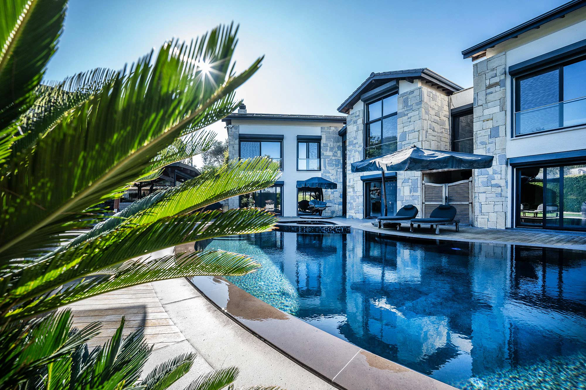 A splash of design in a Turkish villa with Dekton as the perfect ...