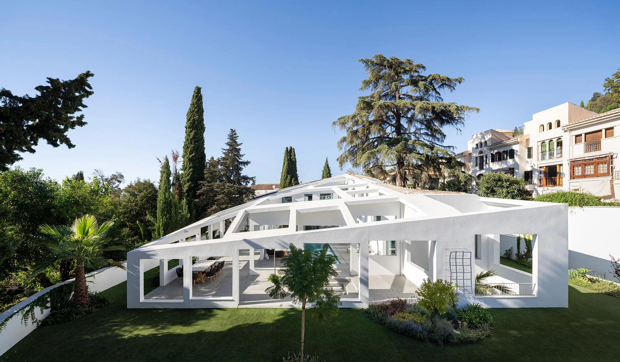 A house that redefines and modernises the traditional Granada ...