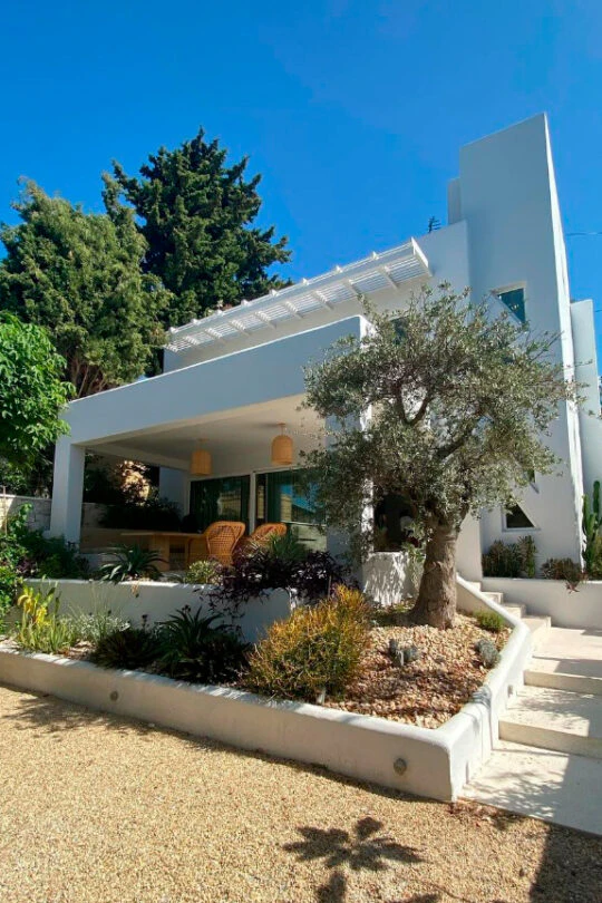 The calm of the Aegean Sea in the kitchen of the ‘Mykonos house’ thanks ...