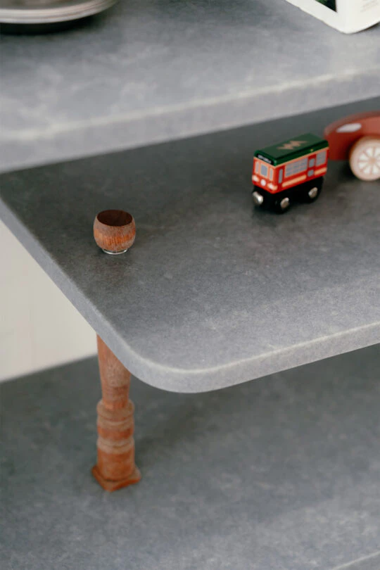 Artist Red Hong Yi creates a unique shelf with the new Earthic surface ...