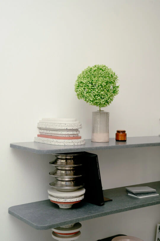Artist Red Hong Yi creates a unique shelf with the new Earthic surface ...