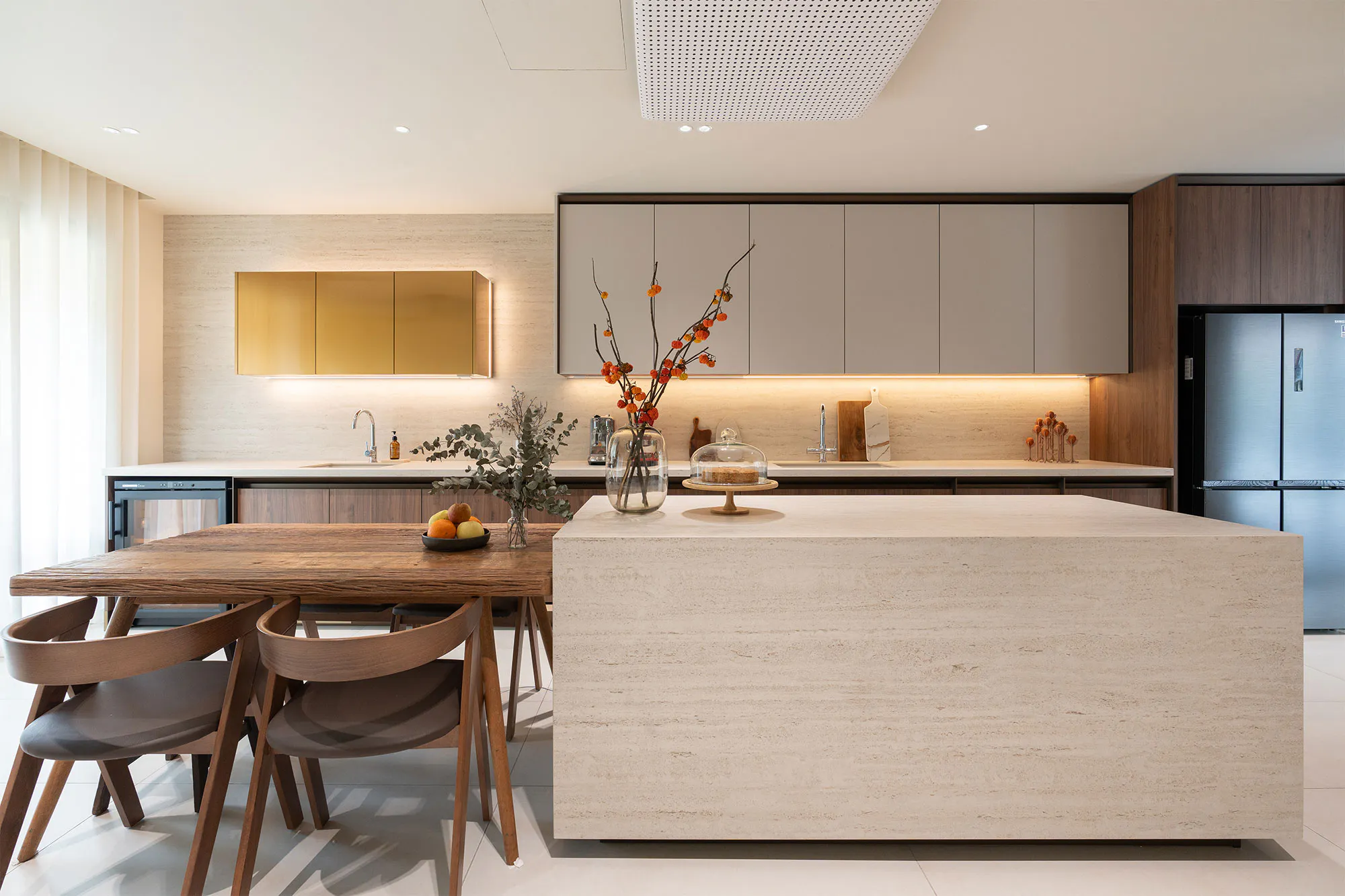 A kitchen island in Dekton Trance is the star of a sophisticated ...