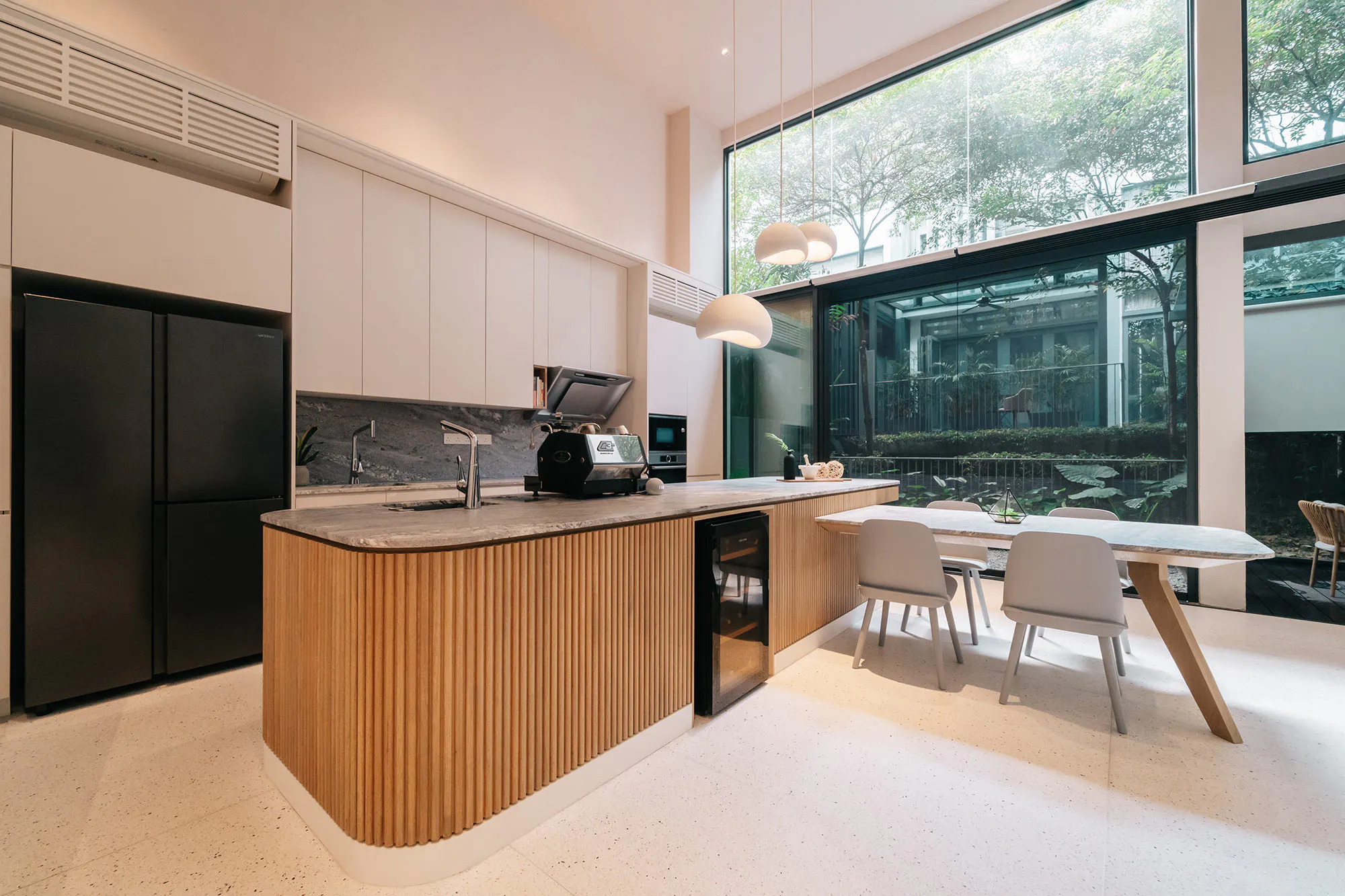Flowing spaces and powerful finishes in this Malaysian kitchen ...