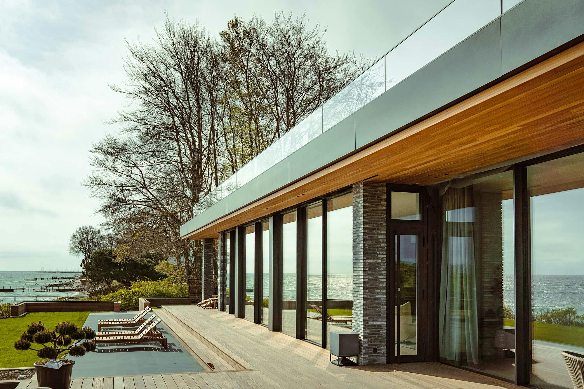 This luxury beachfront villa uses Dekton for a durable and trendy ...