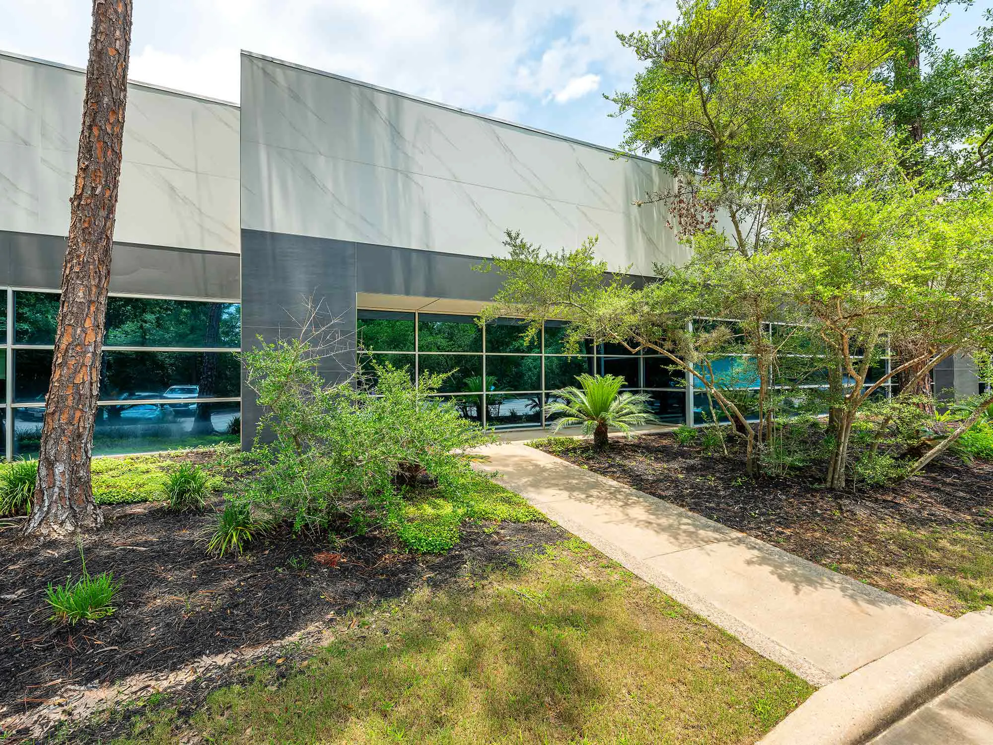 Dekton modernized the facade of this Texas office building - Cosentino ...