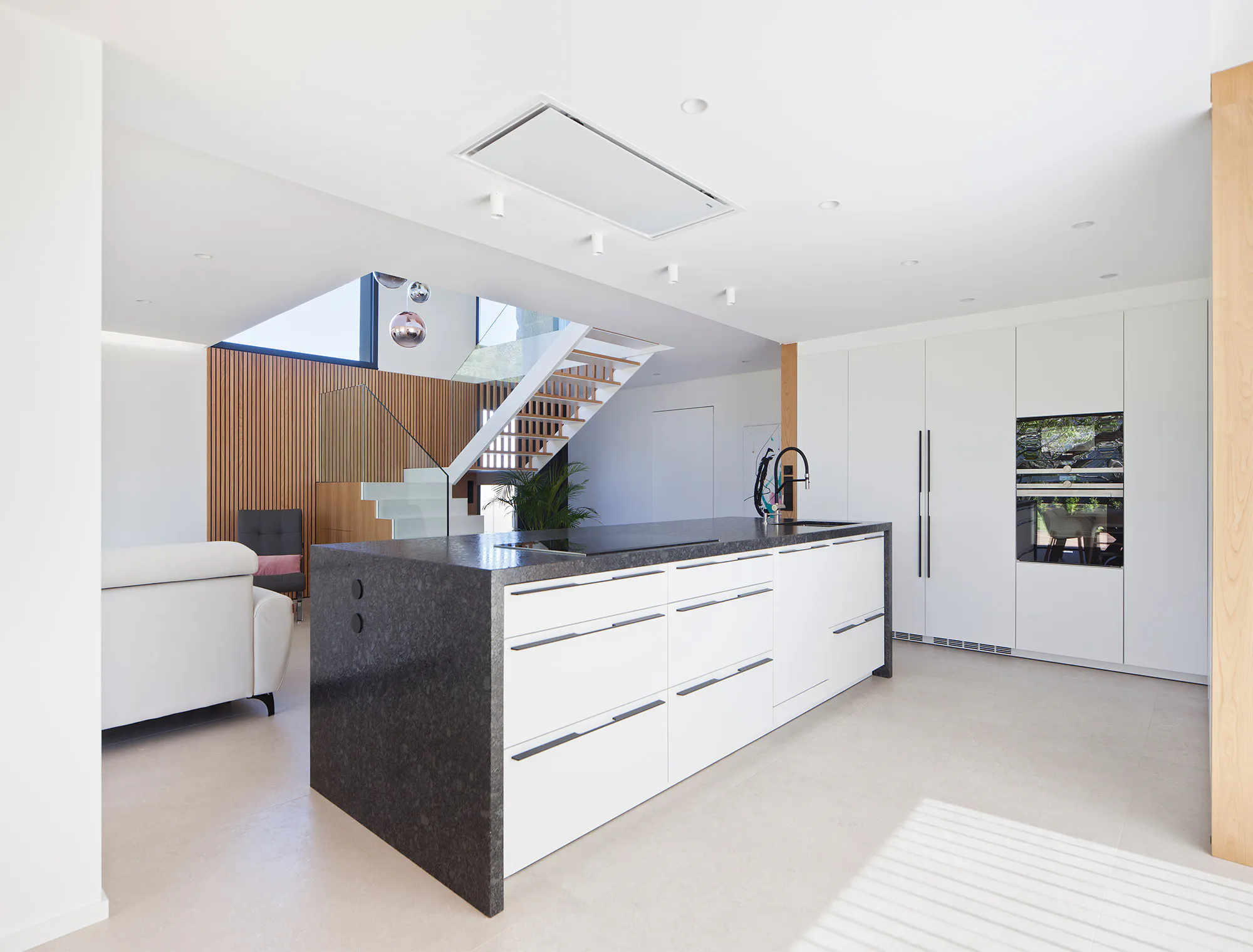 The shine of Sensa is perfect for this renovated kitchen in Vigo ...