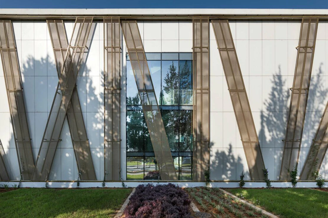 The Herzliya Science Campus shines with the white of Dekton Moone ...