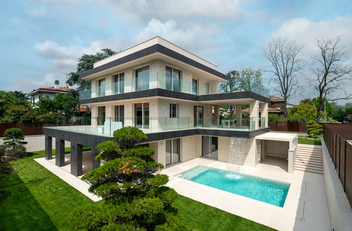 From the swimming pool and façade to the kitchen, every element of this ...
