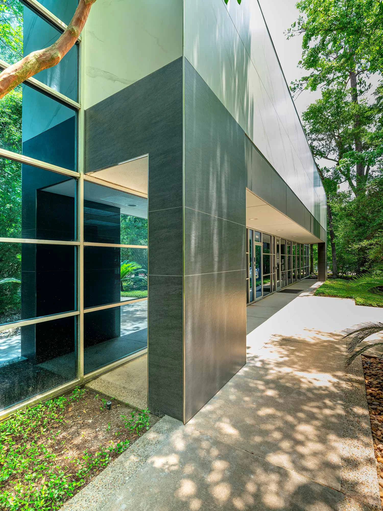 Dekton modernized the facade of this Texas office building