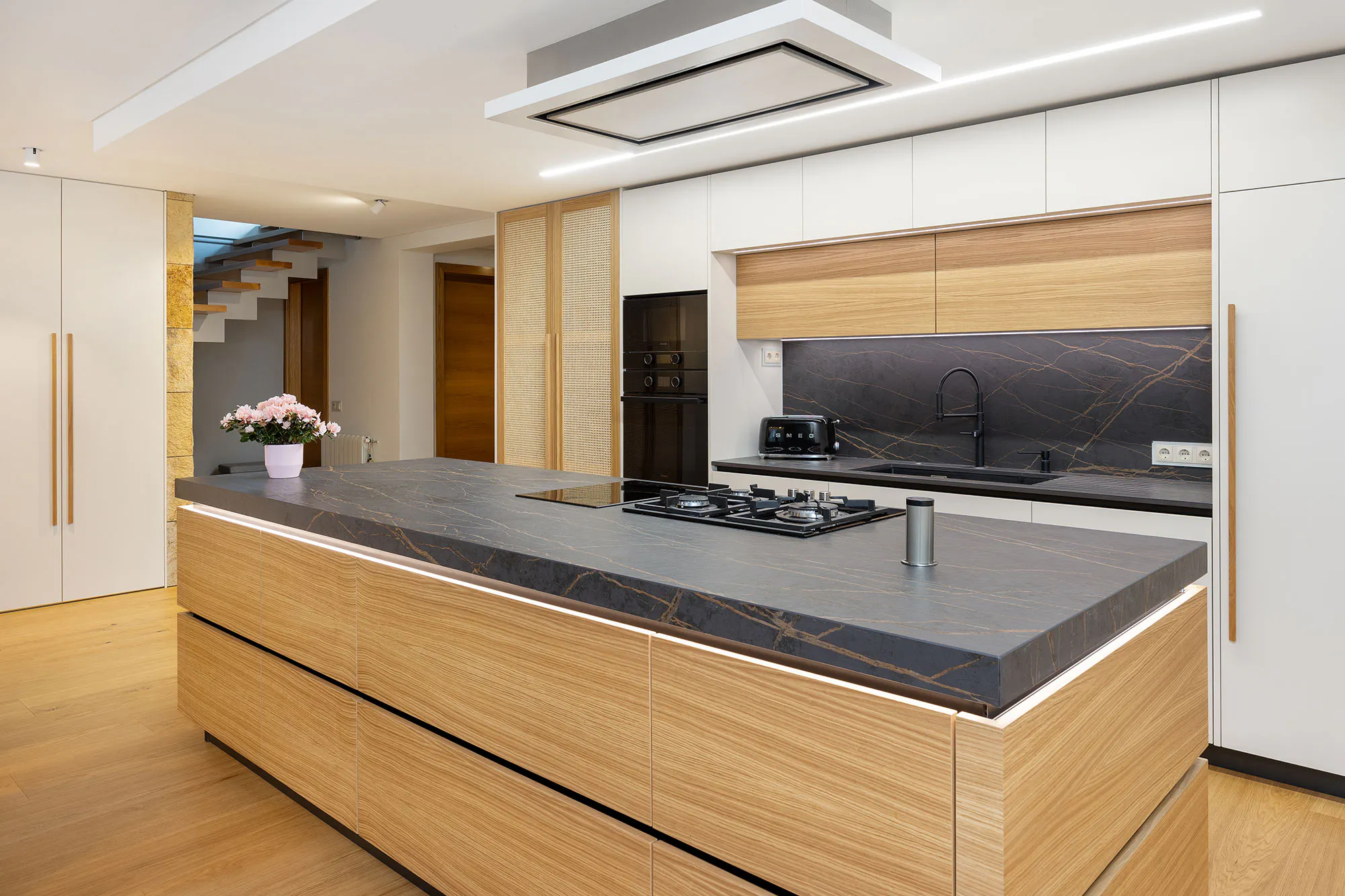 Black that captivates: a project redefining modern kitchens - Cosentino ...