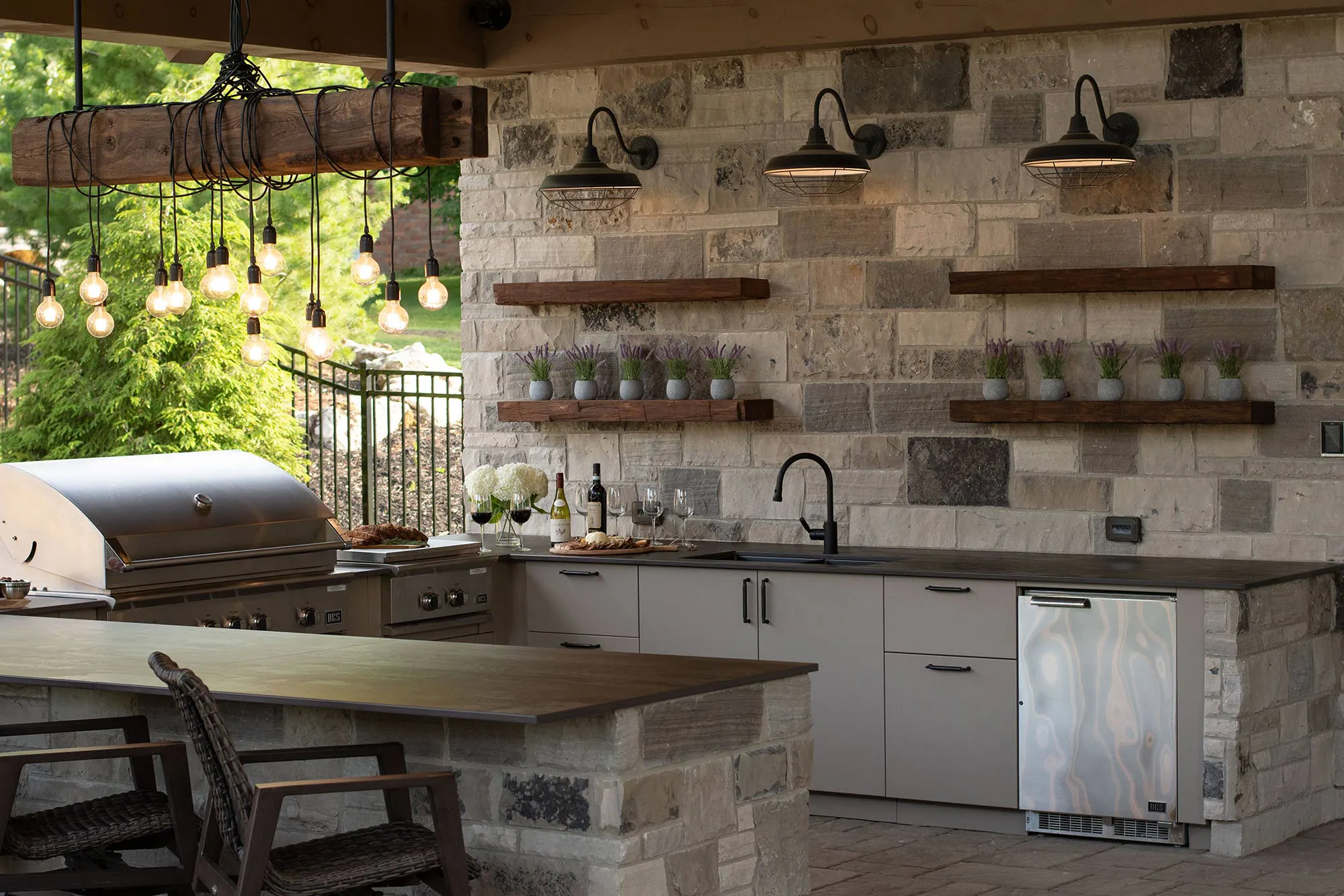 Una cocina exterior rústica y perfecta con Dekton y Urban Bonfire ...