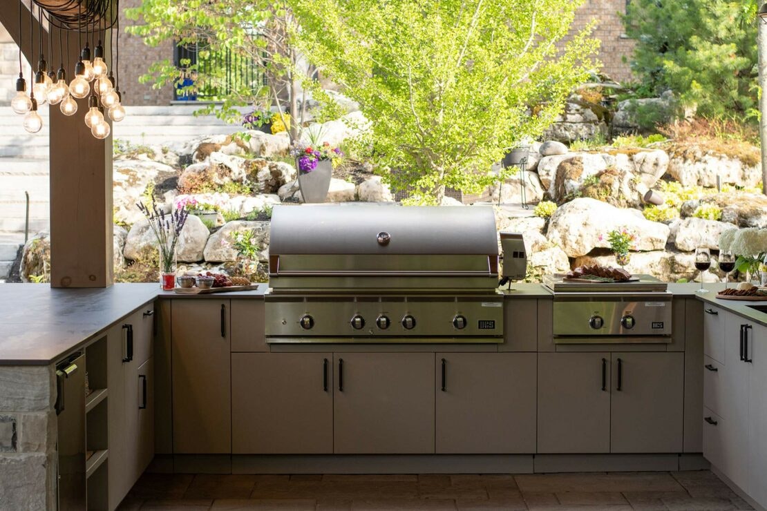 Una cocina exterior rústica y perfecta con Dekton y Urban Bonfire ...