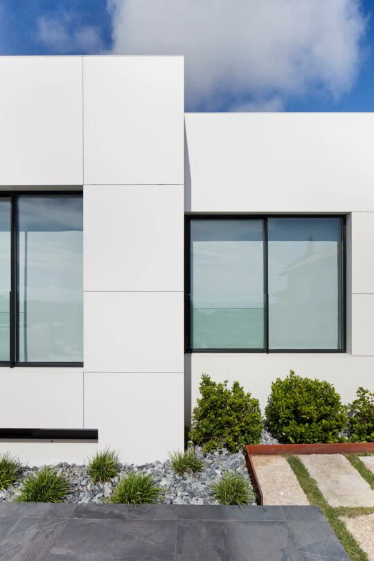 La fachada blanca de Dekton de esta vivienda unifamiliar en Sanxenxo ...