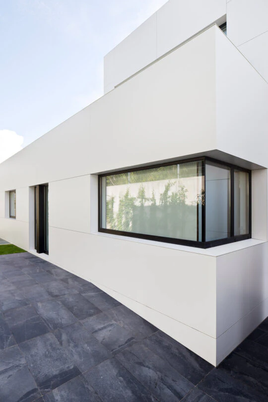 La fachada blanca de Dekton de esta vivienda unifamiliar en Sanxenxo ...
