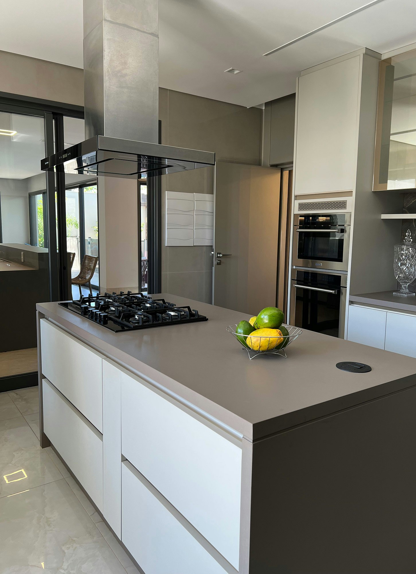 Silestone y Dekton revisten la escalera, la cocina y los baños de una ...