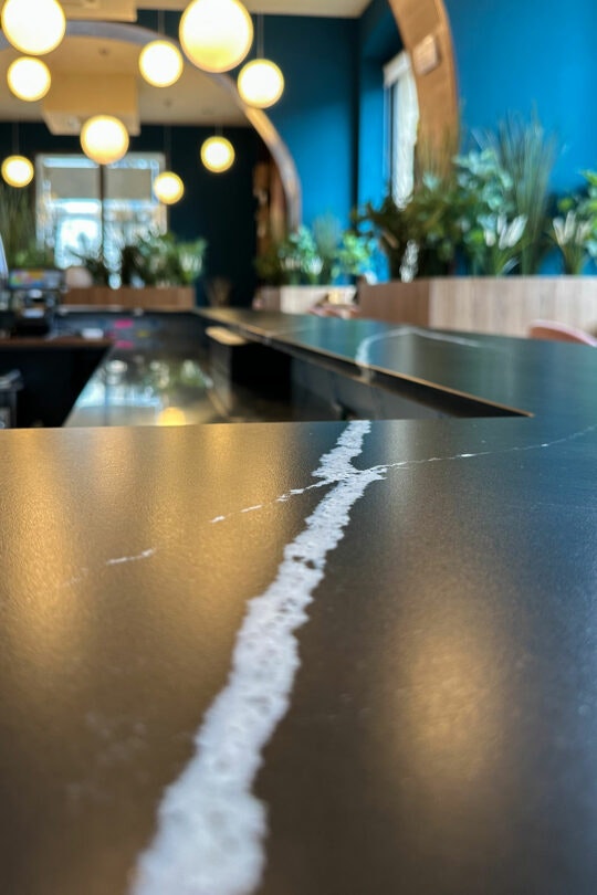 La elegante barra de esta vinoteca italiana atrae todas las miradas (y ...