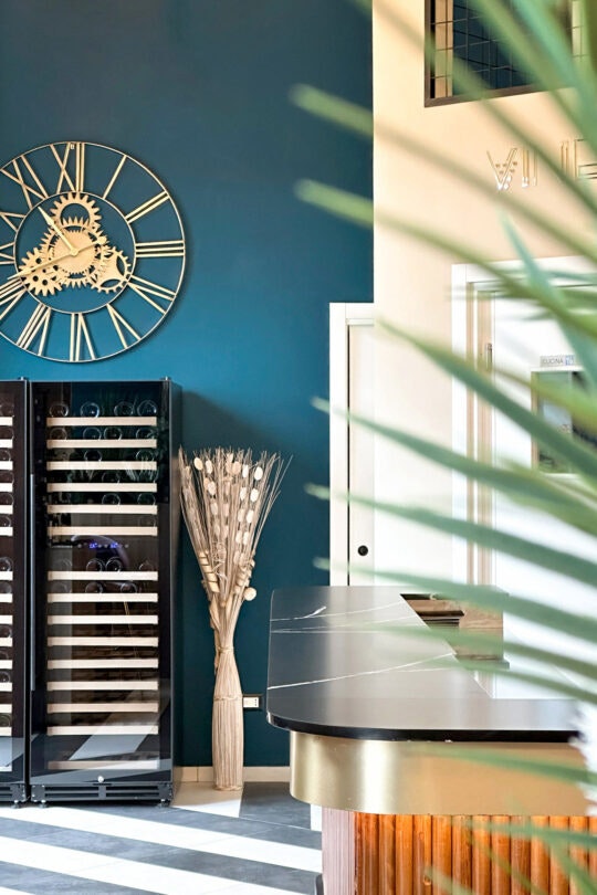 La elegante barra de esta vinoteca italiana atrae todas las miradas (y ...