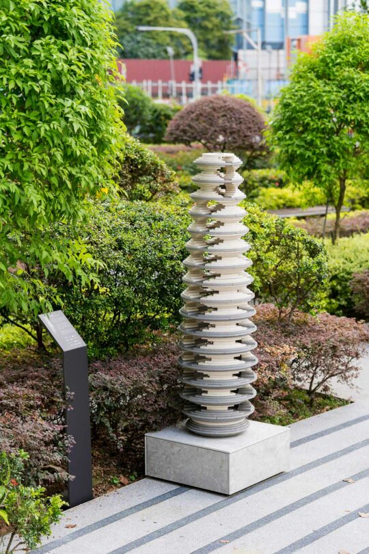 Strata: una escultura al aire libre en Singapur realizada con Dekton ...