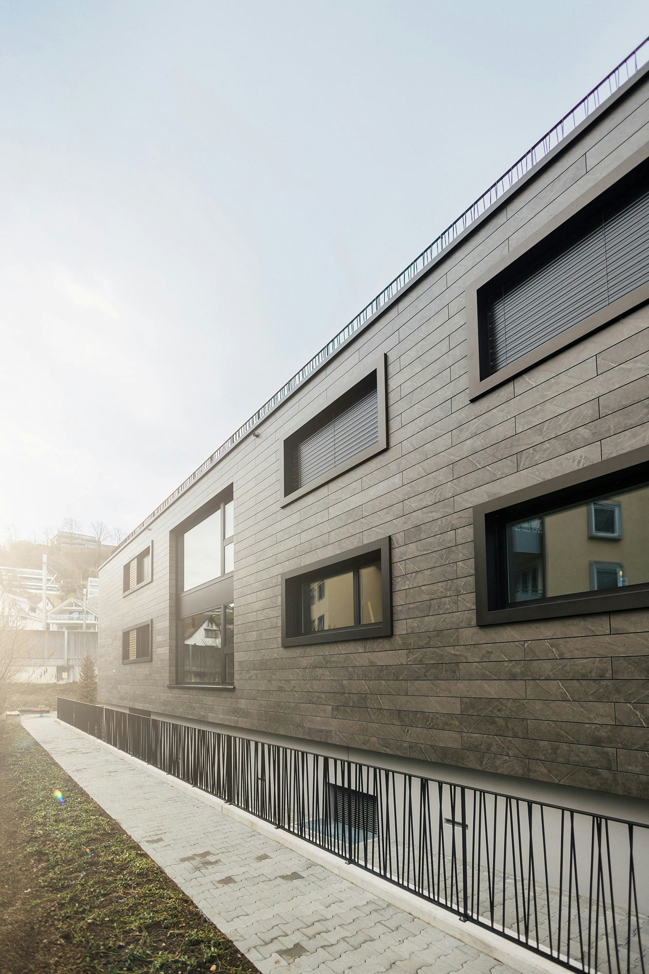 Una fachada de líneas horizontales muy cálida, gracias a Dekton ...