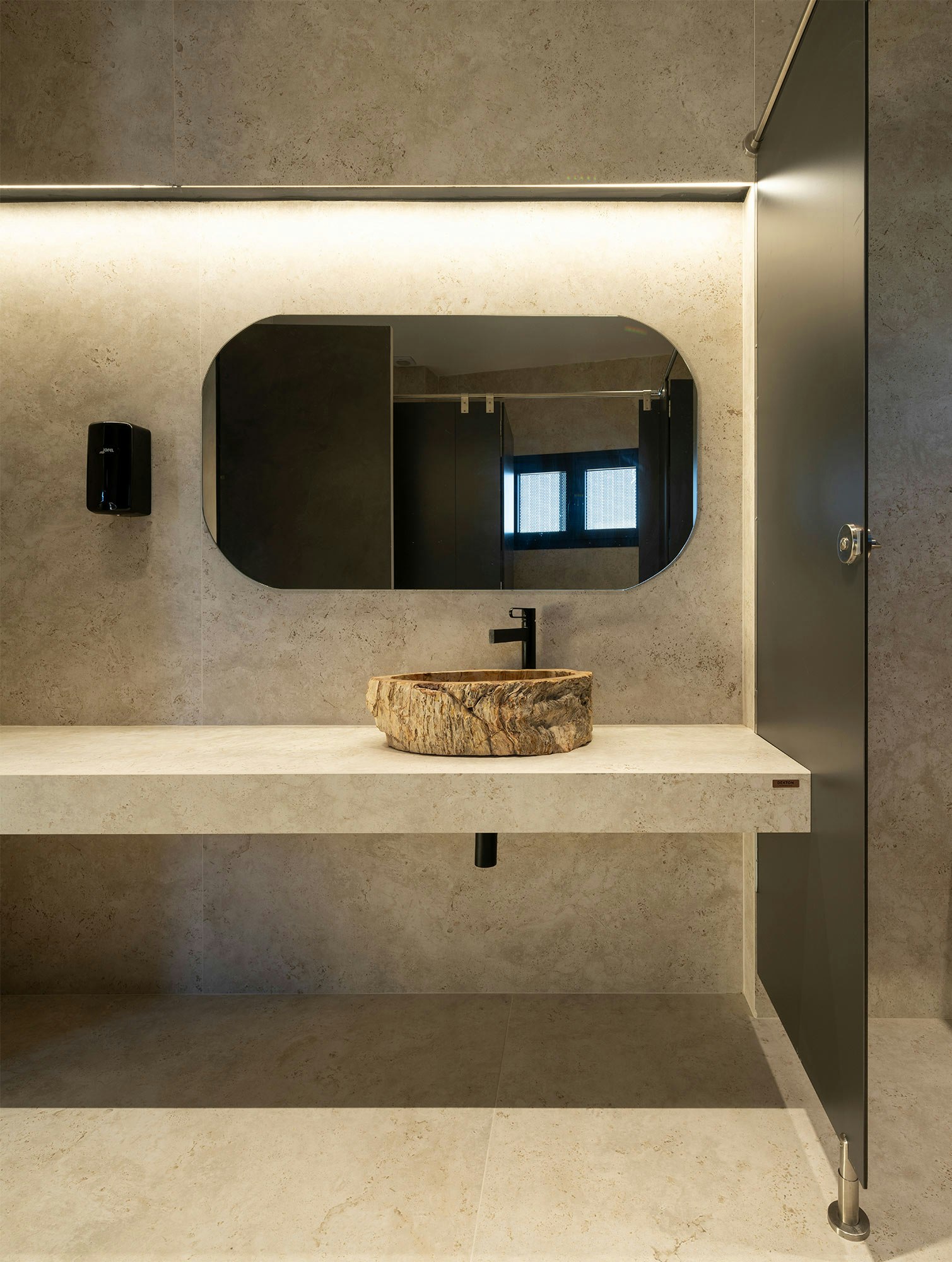 Dekton Sabbia en “la almazara más moderna del mundo” (y quizá también ...