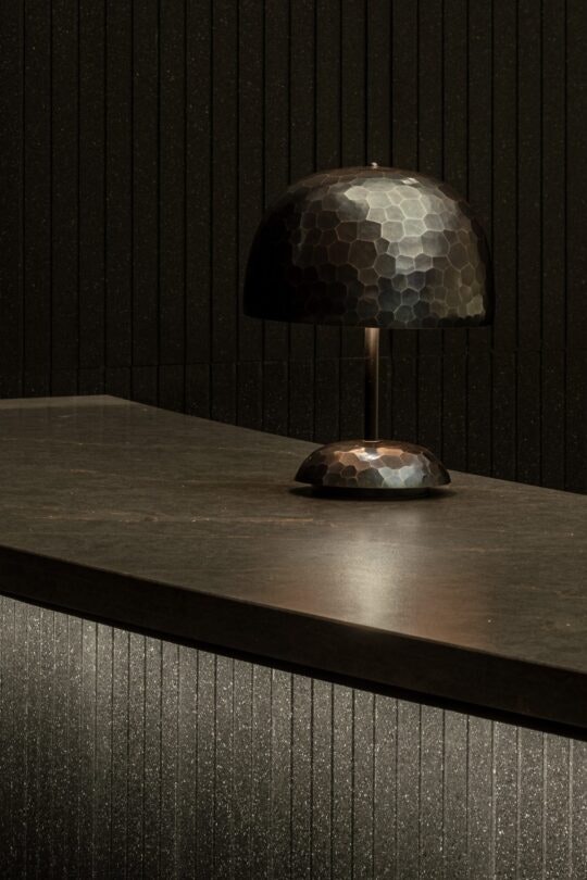 A sober and immersive interior where metal, wood, and Silestone ...