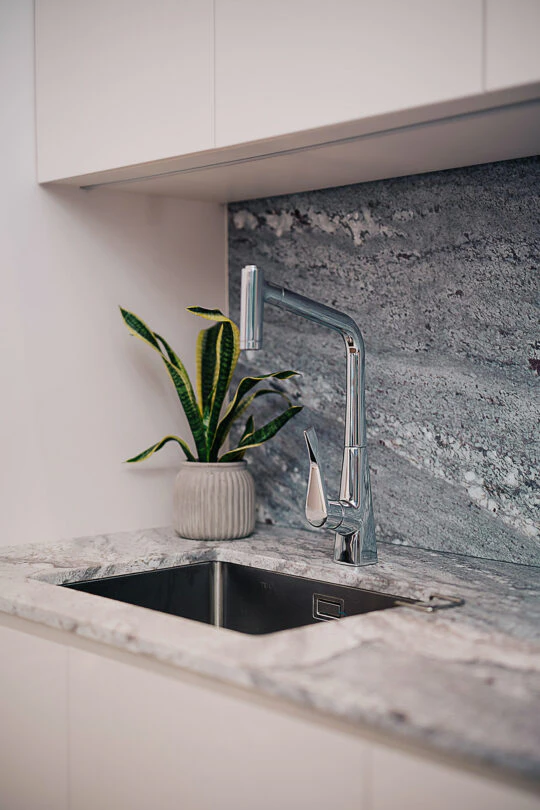 Flowing spaces and powerful finishes in this Malaysian kitchen ...