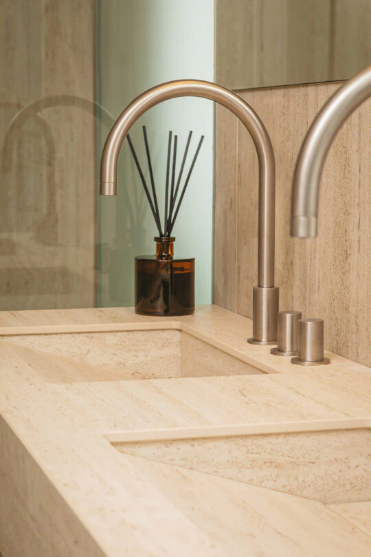 Four bathrooms with a ‘total look’ in Dekton Marmorio, increasing the ...