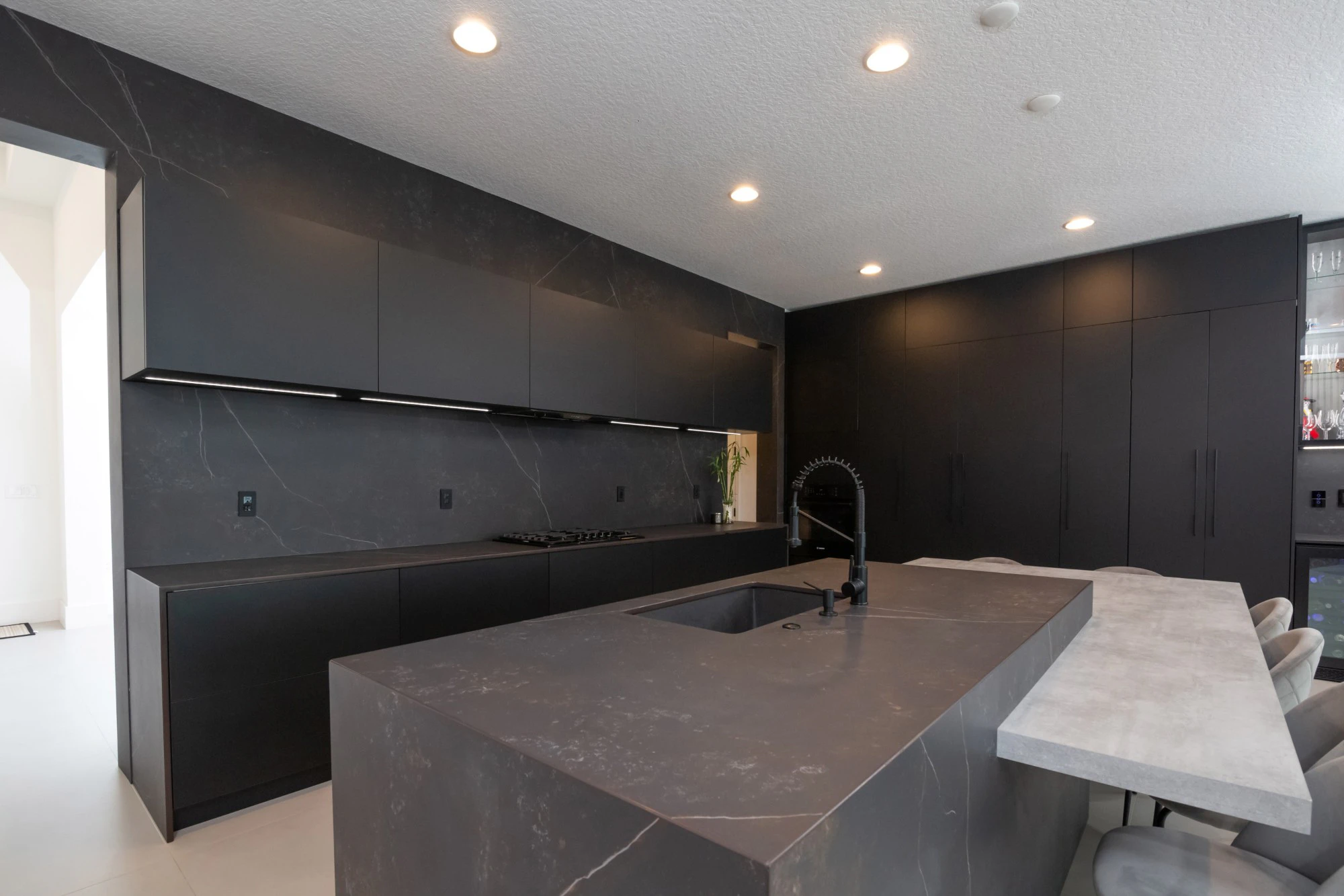 The elegance and character of Dekton Kelya for a kitchen - Cosentino France