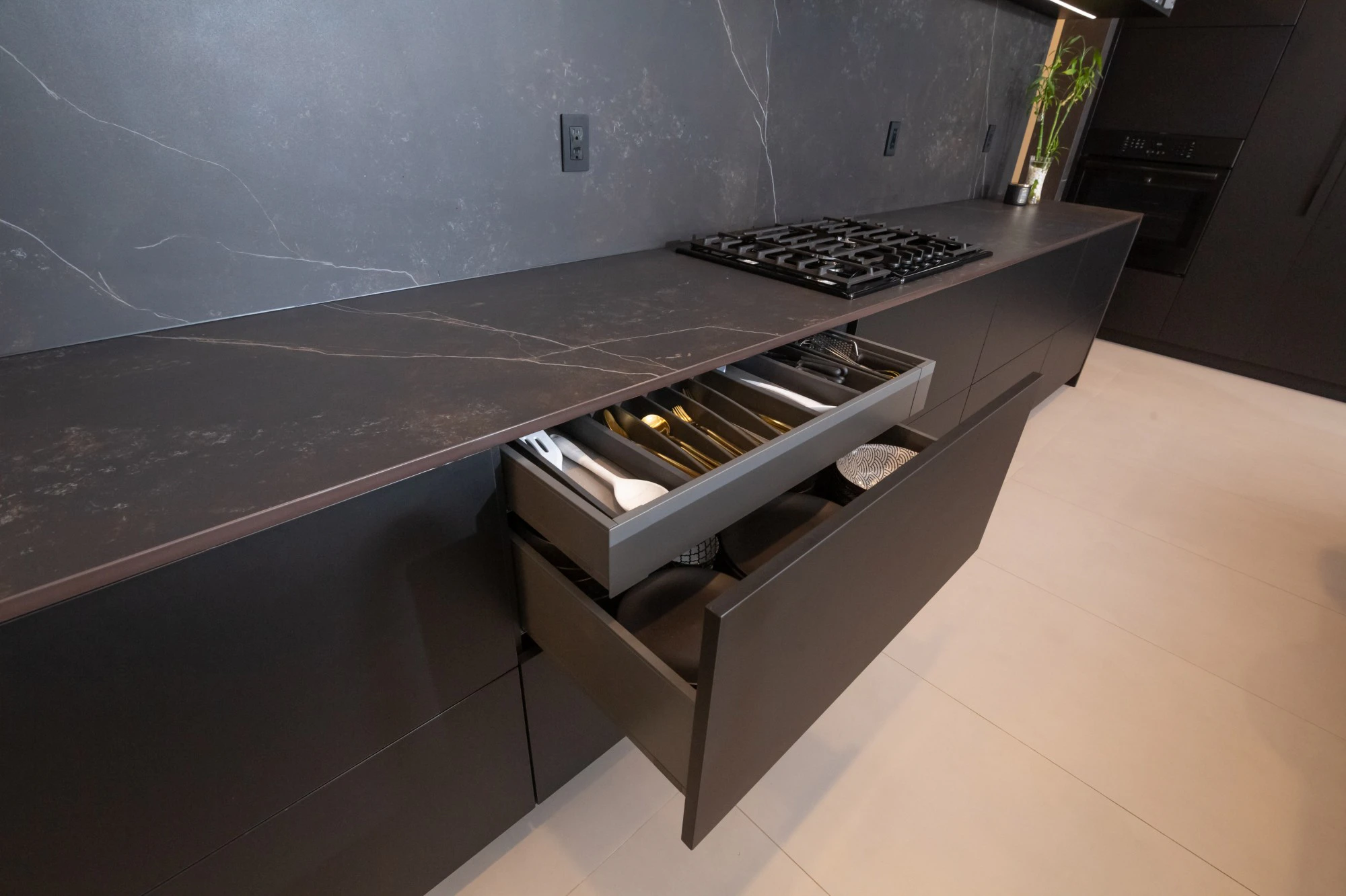 The elegance and character of Dekton Kelya for a kitchen - Cosentino France