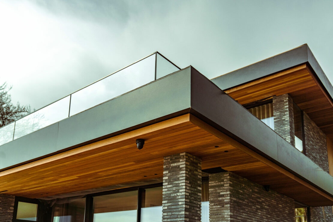 This luxury beachfront villa uses Dekton for a durable and trendy ...