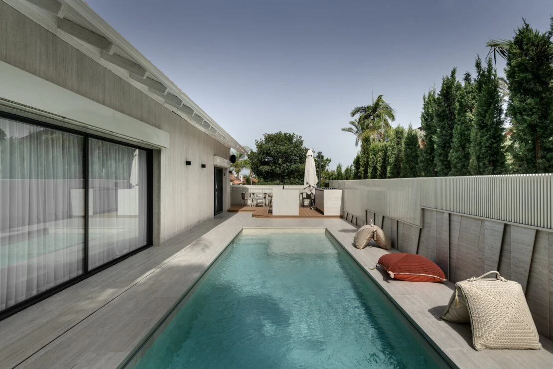 Clean lines and rich textures for a home with a holiday resort vibe ...