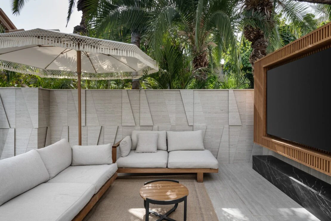 Clean lines and rich textures for a home with a holiday resort vibe ...
