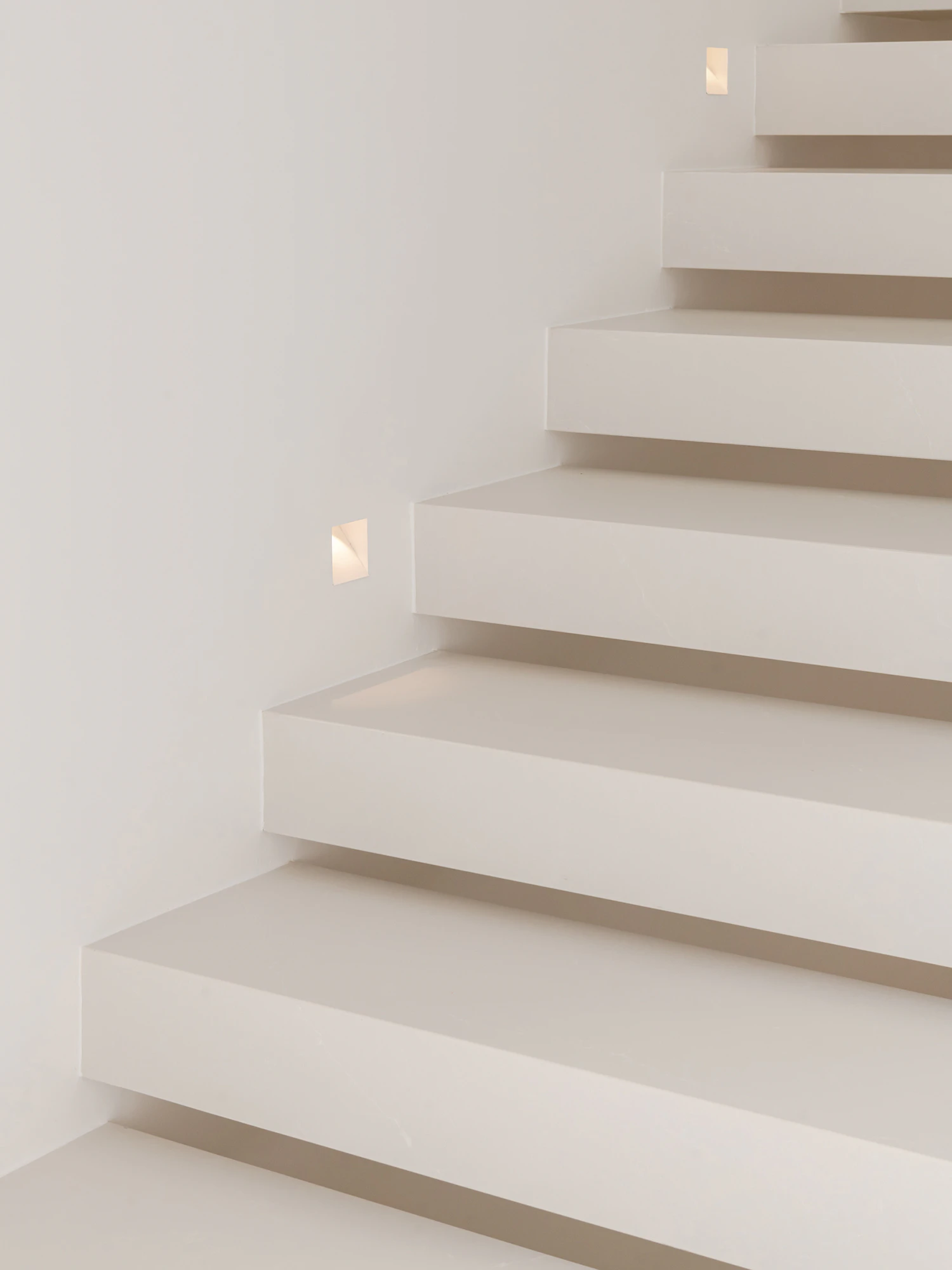 A floating staircase teams up with Silestone to achieve its elegant design