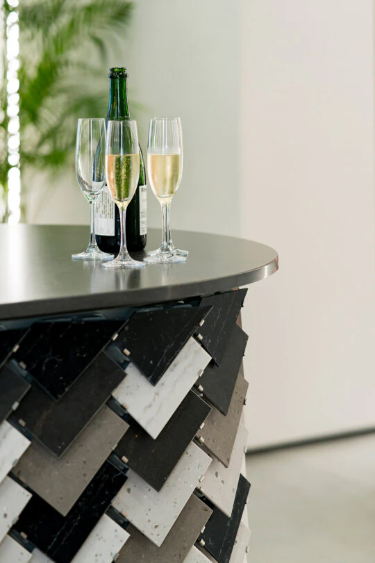 The spectacular three-meter bar created with Silestone Le Chic and ...