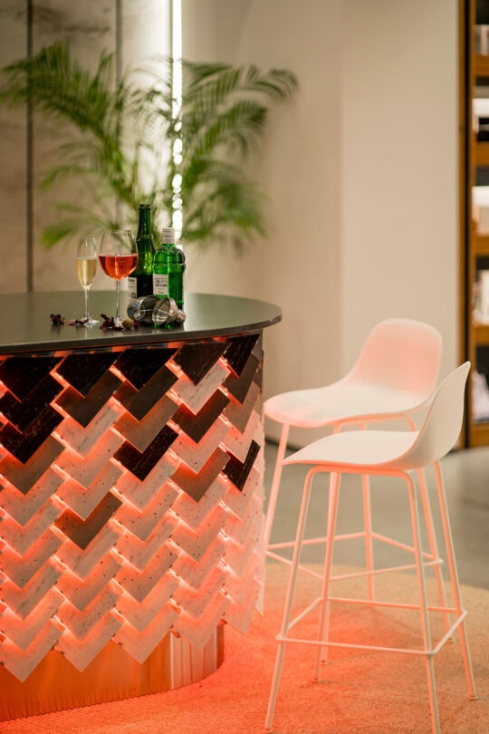 The spectacular three-meter bar created with Silestone Le Chic and ...