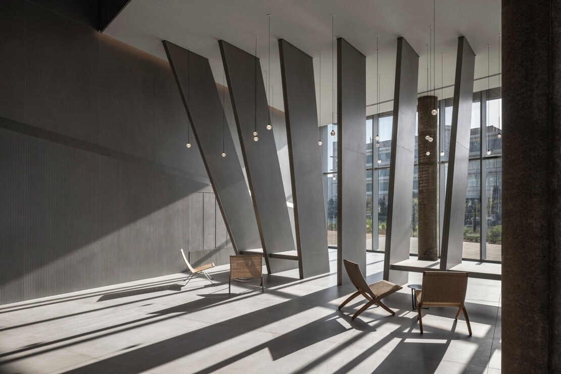 A sculptural, modern and minimalist office clad entirely in Dekton ...