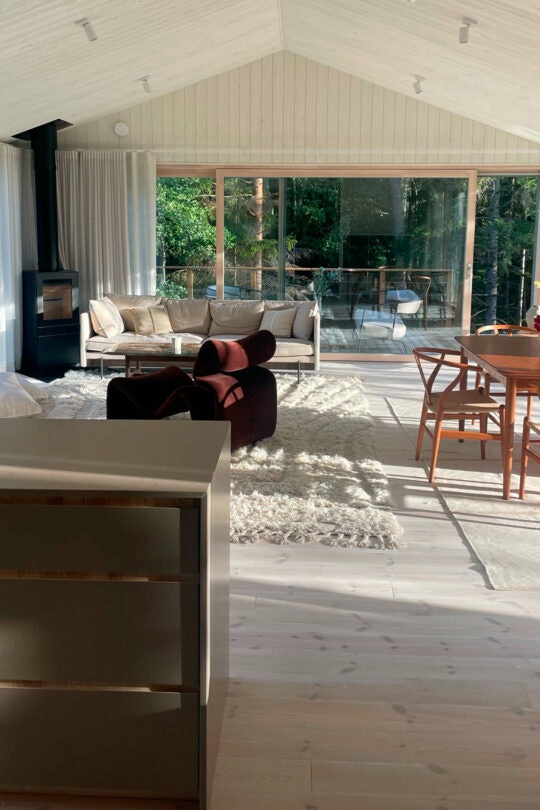 Silestone Coral Clay graces designer Elin Alemdar’s beautiful summer ...