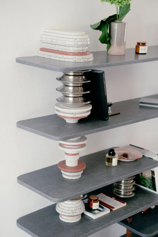 Artist Red Hong Yi creates a unique shelf with the new Earthic surface