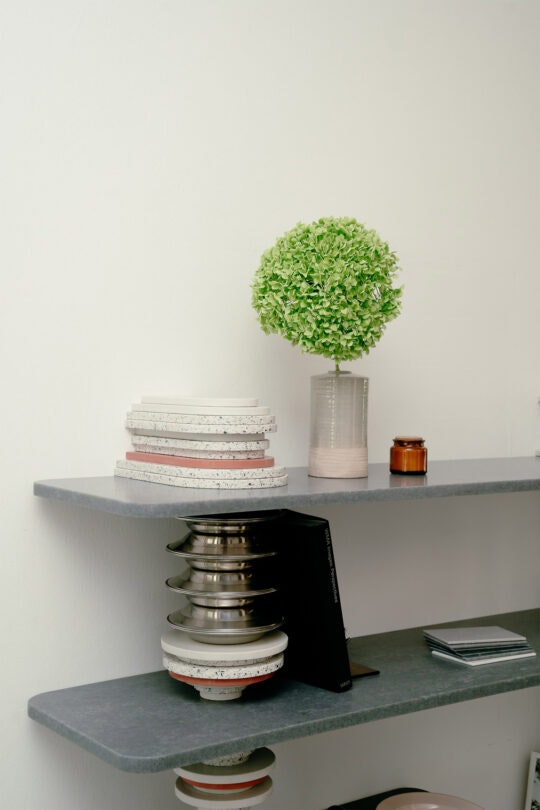 Artist Red Hong Yi creates a unique shelf with the new Earthic surface ...