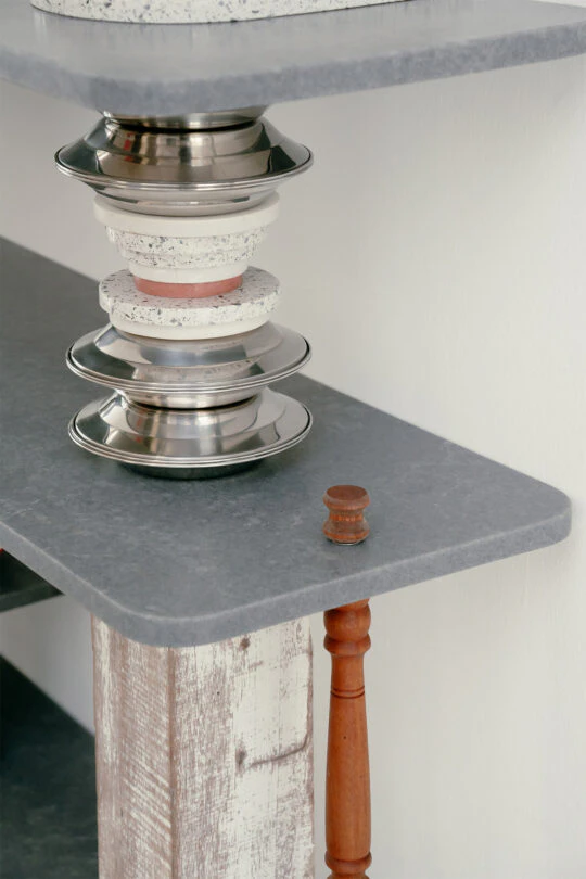 Artist Red Hong Yi creates a unique shelf with the new Earthic surface