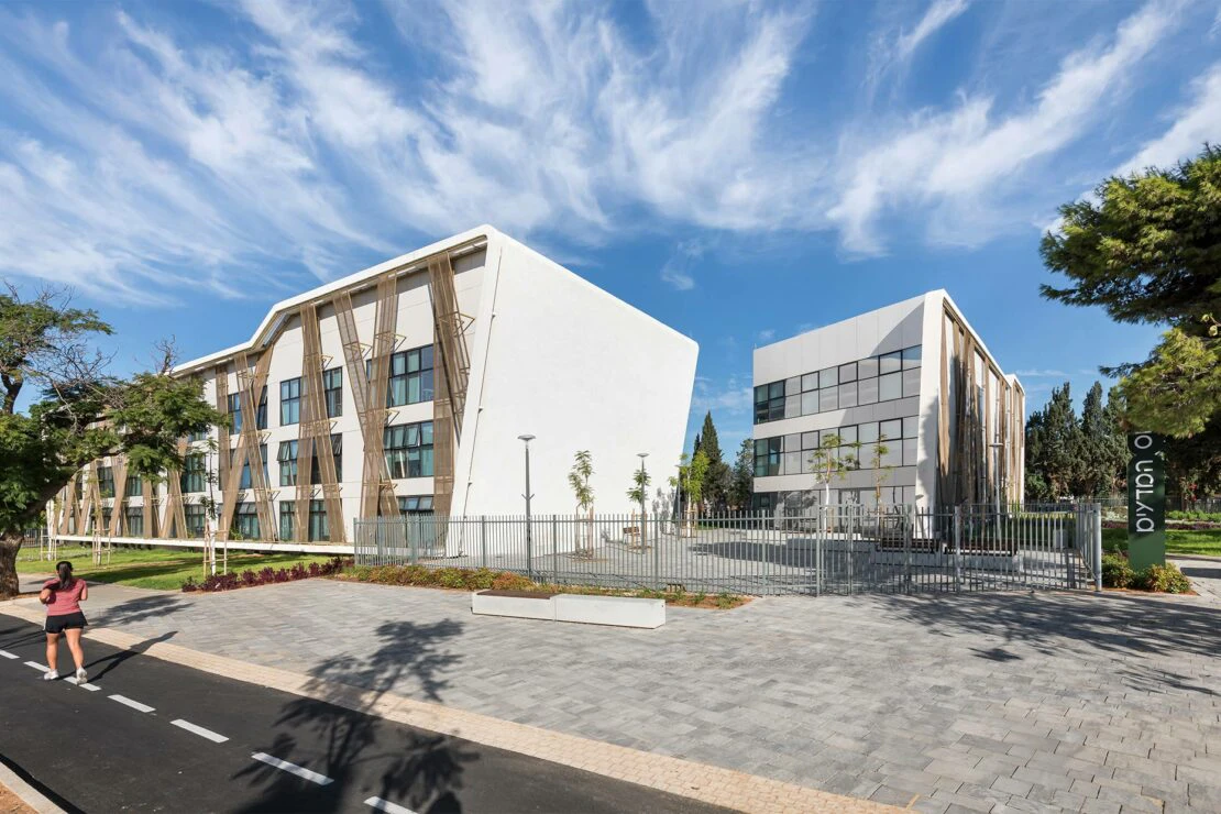 The Herzliya Science Campus shines with the white of Dekton Moone ...