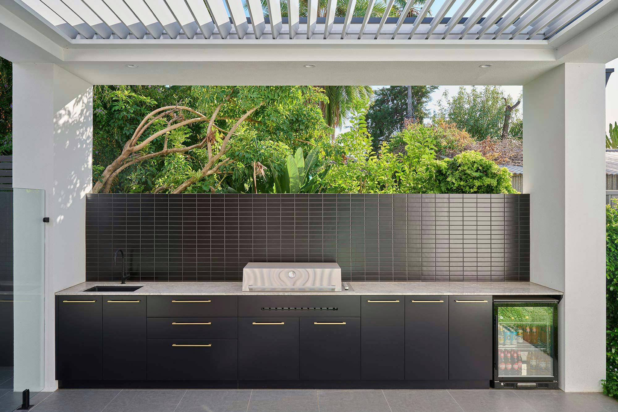 Outdoor Kitchen in spacious Patio with Dekton Fossil - Cosentino Nederland
